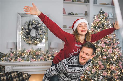 남자의 뒤에 거짓말을 하 고 시체의 옆으로 손을 잡고 장난 젊은 여자 그녀는 카메라에 보인다 모델 머리에 빨간 모자를 있다 그는 그녀를 보유 하 고 왼쪽에 보이는 개념에