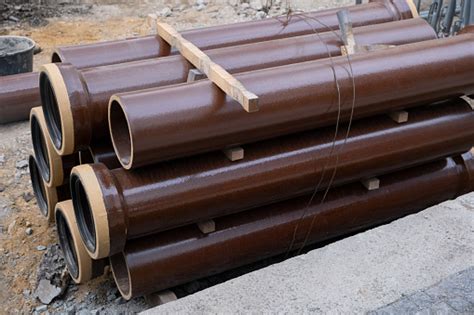 배관 공사 새로운 세라믹 파이프 힙 하수도 공급 시스템 준비를위한 건설 현장 근처의 말뚝 도랑 인공 공간에 대한 스톡 사진 및 기타 이미지 Istock