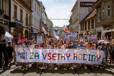 Príliš ľúbime Príliš žijeme Pýtala sa riaditeľka Dúhového PRIDU