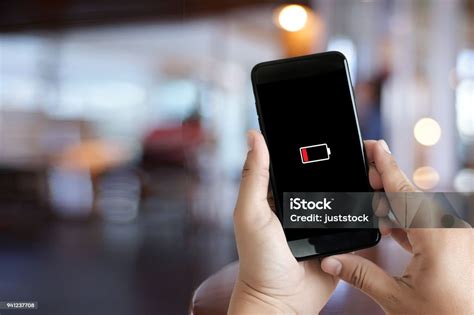 스마트폰 배터리 충전된 배터리 부족 화면을 사용 하 여 사람이 손을 닫기 배터리 전원에 대한 스톡 사진 및 기타 이미지 배터리 전원 전화 충전 Istock
