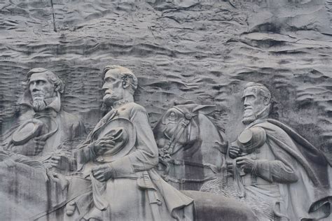 무료 이미지 자연 록 관광객 동상 공원 관광 여행 산 풍경 옥외 미술 스케치 새기는 그루지야 구조 신화학 돌 산 고대 역사 그림 그리기