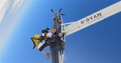 스카이다이빙 도전했다 강사와 함께 사망 네 아이 남겨두고 떠난 40대 英여성
