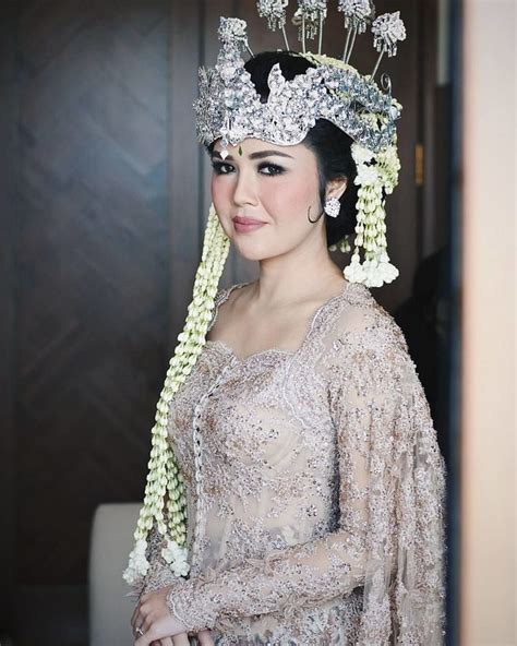 15 Referensi Kebaya Adat Sunda Mewah Bak Wanita Aristokrat