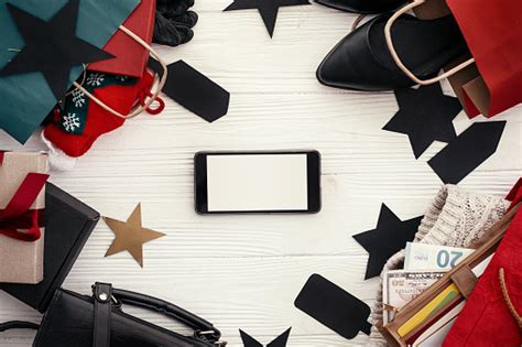 크리스마스 쇼핑 및 계절 판매입니다 신용 카드 및 지갑 빈 화면 가방 옷과 신발 선물 상자 전화에 돈을 소박한 나무에 태그