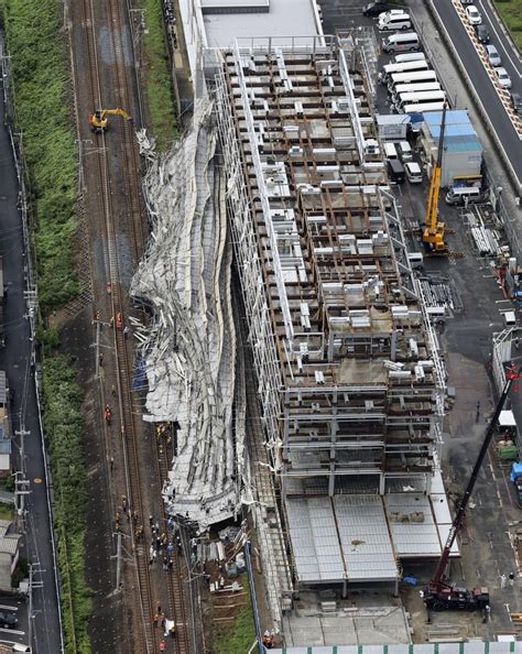 工事の足場線路に倒壊 大阪柏原の市新庁舎 読んで見フォト 産経フォト