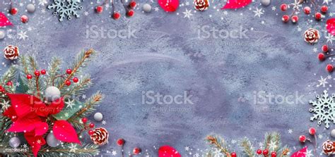 어두운 질감의 배경에 빨간색과 녹색 Xmas 장식 파노라마 크리스마스 배경 전나무 나뭇 가지 포인 세티아 딸기와 장신구와 평면