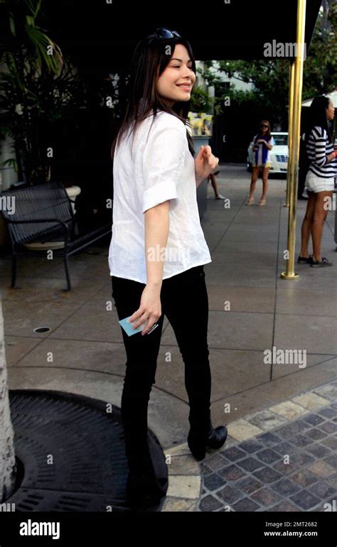 Icarly Star Miranda Cosgrove Goes Casual In A White Top And Black