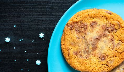 소금에 절인 쿠키 세계 행성 은하 개념 유기농 신선한 빵 수제 간식 맛있는 달콤한 디저트 조각 초콜릿 칩 클로즈업 어두운 나무 테이블에 크리스마스 선물 설탕 스파클 0명에