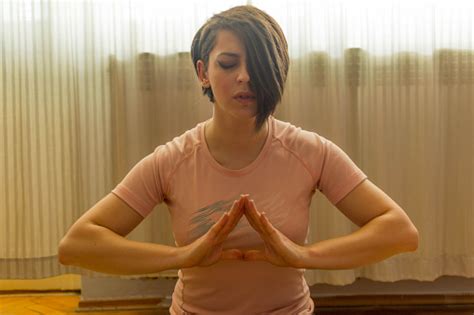 요가를 연습 하는 눈을 가진 아름 다운 행복 한 여자 호수 근처 그리고 그녀의 집 내부 건강한 라이프 스타일과 요가 개념 가까이 25 29세에 대한 스톡 사진 및 기타