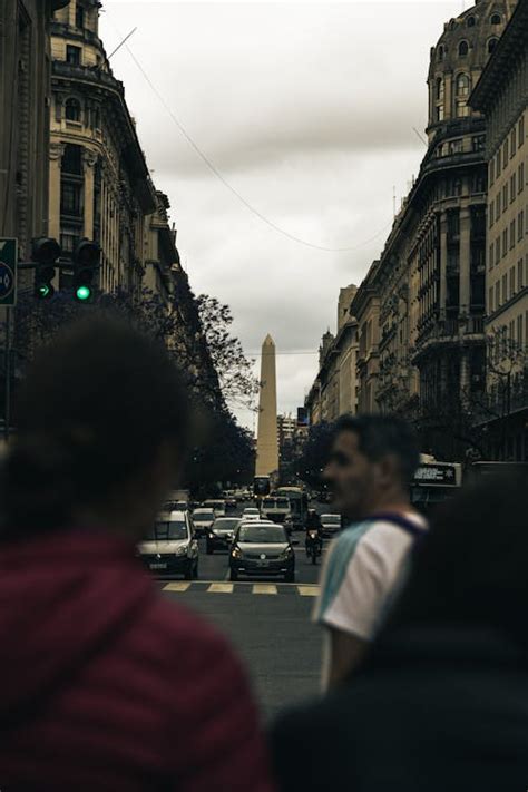집 밖의 가장 번화한 도로 거리 사진 건축 교차하는 사람들 교통 구름 낀 하늘 남아메리카 대도시 도시 경관 도시 경험 도시 교통 도시 여행 도시