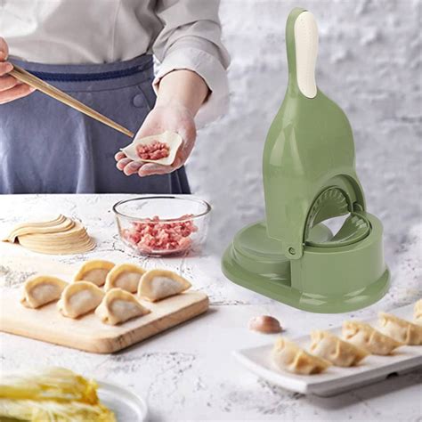 Компактна механічна машинка пельменниця для швидкого приготування пельменів та вареників зелена