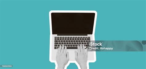 노트북과 파란색 배경에 빈 검은색 화면을 가지고 일하는 여성의 손을 닫고 잡지 스타일 25 29세에 대한 스톡 사진 및 기타 이미지 25 29세 경영자 고름 Istock