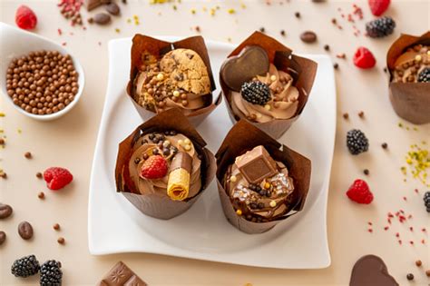 접시에 놓인 초콜릿 컵케이크 베이지 색 배경에 초콜릿 장식 및 라스베리 쵸크 패스트리 위에서보기 여름 디저트 식욕을 돋우는 컵 케이크와 패스트리 0명에 대한 스톡 사진 및