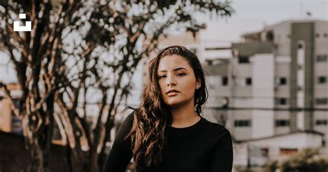 엉덩이에 손을 얹고 거리에 무릎을 꿇고 있는 여자 사진 Unsplash의 무료 여자 이미지