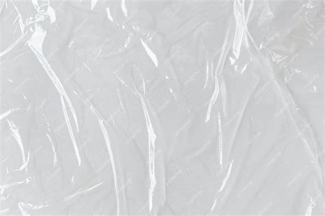 흰색 투명 구겨진 주름진 플라스틱 포스터 질감 배경 흰색 배경에 젖은 플라스틱 포장 프리미엄 사진
