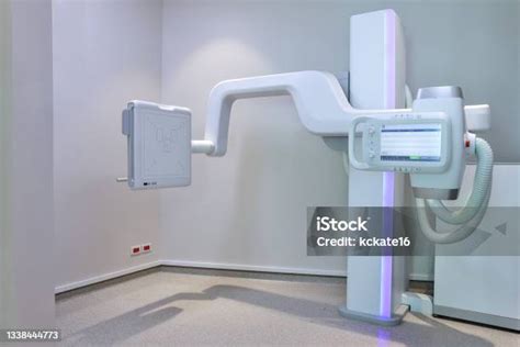현대 병원의 장비 X 선 장비 현대 엑스레이 기계 및 병원에서 전산화 된 축 단층 촬영 스캔 고전적인 천장 장착 엑스레이가 있는 병원 수술실의 X선 실 X 레이에 대한 스톡