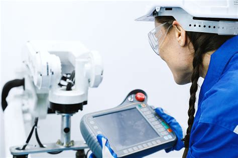 여성 자동화 기계 엔지니어 학생 연구 및 검사 제어 로봇 팔 기계 대학 또는 공장 작업장 Ai 로봇 기술 인더스트리 50