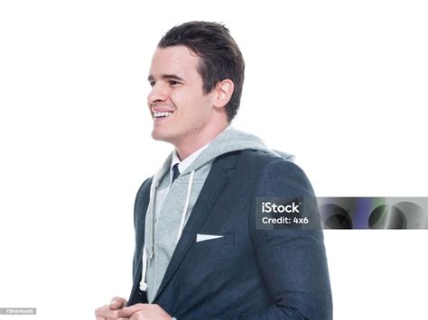 미소 행복 쾌활한 시원한 자세를 보이는 흰색 배경 앞에 서 있는 2029세 성인 잘생긴 남성 젊은 남성의 한 남자 1인 허리 정면 보기 20 24세에 대한 스톡 사진 및