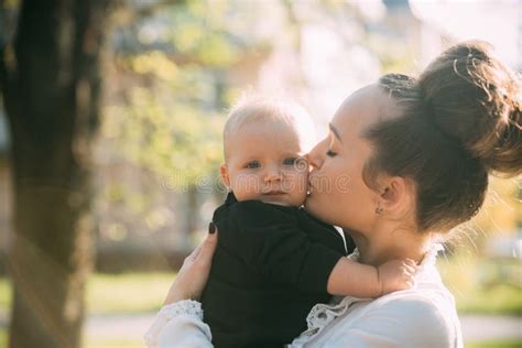 Hijo Del Beso De La Madre Peque O Con Amor Mujer Con El Ni O Mam Y Beb Al Aire Libre Concepto