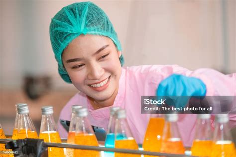 아시아 여성 직원 공장에서 식품 품질 관리를 작업 하 고 낙농 공장의 생산 라인 음료 유조선을 검사 하는 노동자 개념 식품 산업 식품 가공 공장에 대한 스톡 사진 및 기타
