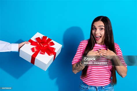 흥분한 젊은 여성은 생생한 파란색 배경에 기쁨과 감사를 표하는 빨간 리본이 달린 흰색 상자에 선물로 놀랐습니다 35 39세에 대한 스톡 사진 및 기타 이미지 Istock