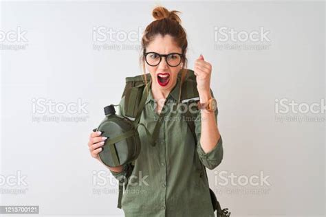 빨간 머리 등산객 여자 를 입고 배낭 을 들고 매점 위에 고립 된 흰색 배경 짜증과 좌절 외침 으로 분노 미친 고함 제기 손으로 분노 개념 감정에 대한 스톡 사진 및 기타