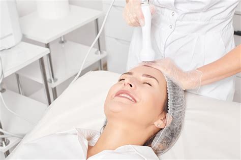 미용사는 회춘 여성 얼굴 노화 방지 미용 절차를 위해 Rf 리프팅을 만듭니다 30 34세에 대한 스톡 사진 및 기타 이미지 30 34세 가뭄 건강관리와 의술 Istock