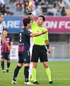 사진 옐로우카드 받는 수원FC 박철우 OSEN