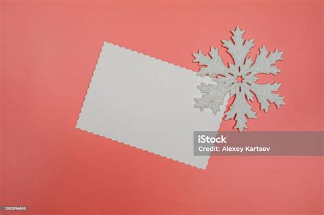 분홍색 배경에 빈 흰색 엽서와 눈송이 장식 크리스마스 또는 새해 구성 복사 공간이 있는 플랫 레이 12월에 대한 스톡 사진 및 기타 이미지 Istock
