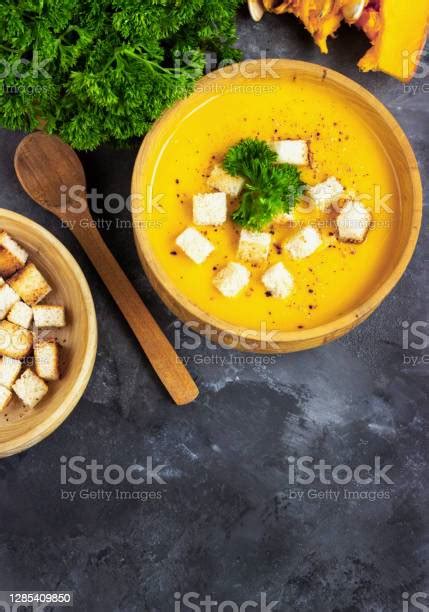 그런지 검은 색 배경 위에 소박한 금속 접시에 크림 빵 신선한 파슬리호박 수프 상단 보기 복사 공간 수프에 대한 스톡 사진 및 기타 이미지 Istock