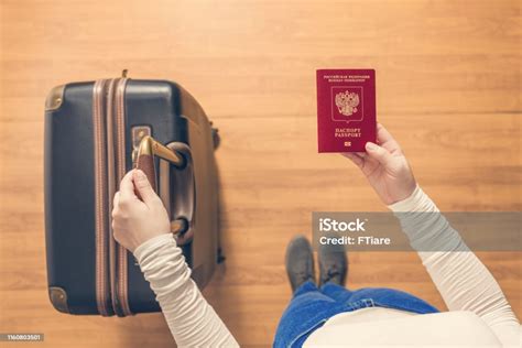 여권 심사대까지 공항에서 걷는 여행 가방과 러시아 여권을 소지한 소녀의 전경 개념에 대한 스톡 사진 및 기타 이미지 개념