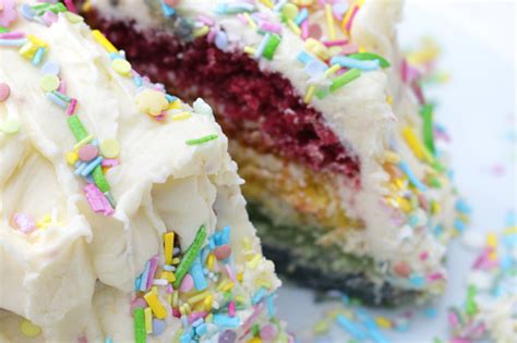 홈 메이드 무지개 층 스폰지 생일 케이크의 단면 이미지는 멀티 컬러 파스텔 색조에 화이트 버터 크림 질감 아이싱과 색종이 설탕 페이스트 뿌려 덮여 0명에 대한 스톡 사진 및