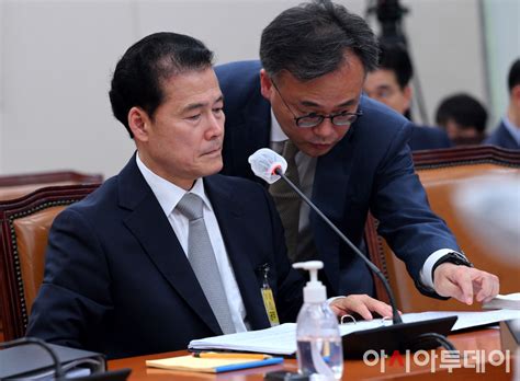 [포토] 보고 받는 김영호 후보자 아시아투데이