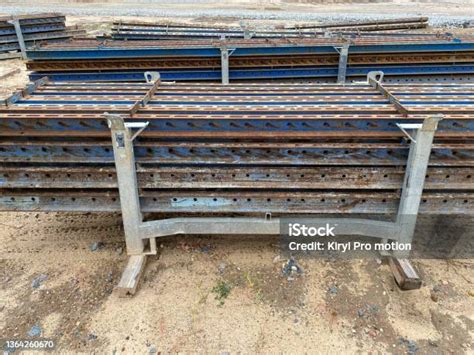 노천 건설 현장 창고에서 금속 예비 부품 막대기 빔 파이프와 건축 자재의 많은 0명에 대한 스톡 사진 및 기타 이미지 0명 가솔린 강철 Istock