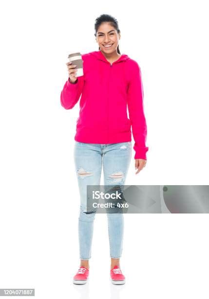 세대 Z 젊은 여성 서 캔버스 신발을 입고 들고 커피 컵 20 24세에 대한 스톡 사진 및 기타 이미지 20 24세 20 29세 Z세대 Istock