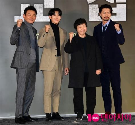 공식 황정민·현빈·강기영 설 연휴 교섭 무대 인사 확정 텐아시아