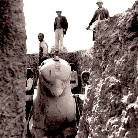 لحظه تاریخی کشف تندیس هما از دل تخت جمشید؛ ۹۲ سال قبل خبرآنلاین