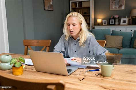 생리 기간 동안 집에 앉아서 노트북 컴퓨터로 작업하고 홈 오피스를 통해 비즈니스를 관리하는 사업가 프리랜서 작업 여성 온라인 전자 상거래 계산 재택 근무 직업 거리가 먼에