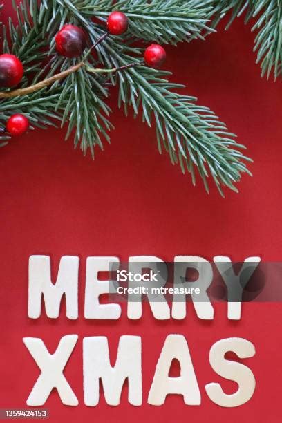 가문비 나무 바늘과 빨간 열매 수제 축제 크리스마스 인사말 카드 메리 크리스마스 메시지와 빨간색 배경에 컷 아웃 흰색 글자와 수제 Diy 쉬운 크리스마스 카드 디자인의