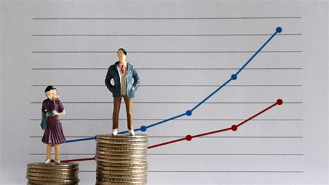 미니어처 남자 그리고 선형 그래프 앞 높이가 서로 다른 동전의 더미 위에 서 있는 미니어처 여자 남자와 여자 사이 성장 임금 격차의 개념 경제에 대한 스톡 사진 및 기타