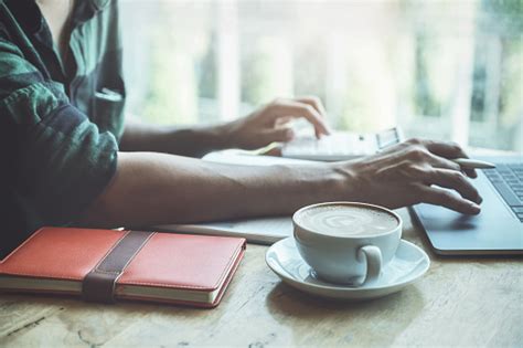 랩톱 컴퓨터와 계산기를 사용하여 회사의 감사 예산 이나 재무를 계산하기 위해 사업가와 커피 컵을 닫습니다 개념에 대한 스톡 사진 및 기타 이미지 Istock