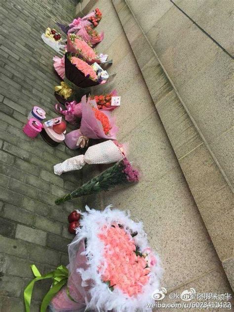 喬任梁100天祭日，粉絲紛紛到其上海死亡別墅門口哀悼紀念 每日頭條