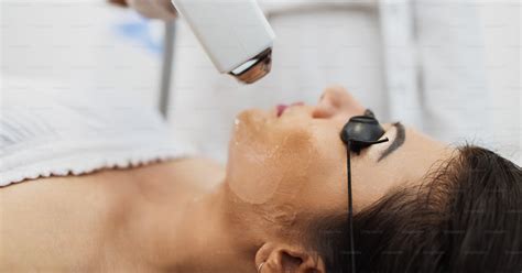 얼굴 피부 제모 치료를 받는 젊은 아름다운 여성 현대 바디 케어 및 화장품 개념입니다 사진 Unsplash의 클로즈업 이미지