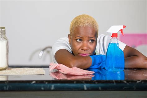 젊은 아름 다운 슬 프 고 우울 아프리카 세제 스프레이 병 작업으로 미국 흑인 여성 스트레스와 피곤 집에서 부엌 청소 및 국내 업무 스트레스에 세척과 가사 집안일에 대한