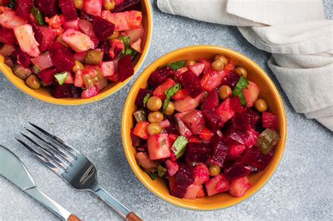 비트 뿌리와 삶은 야채 전통 러시아 수제 샐러드비네그레트 테이블에 차가운 간식과 함께 그릇을 제공 공간을 복사합니다 감자 요리에 대한 스톡 사진 및 기타 이미지 Istock