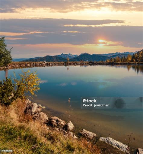 맑고 투명한 물과 반사가있는 평화로운 가을 알프스 산악 호수 리테랄름 슈타이어마르크 오스트리아 0명에 대한 스톡 사진 및 기타 이미지 Istock