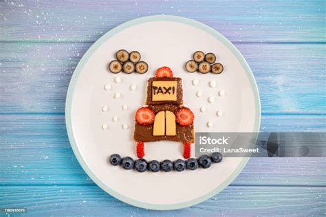 샌드위치와 딸기로 된 어린이 조식 초콜릿 페이스트 딸기와 치즈와 재미 택시 자동차 샌드위치 키즈 푸드 아이디어 개념에 대한 스톡 사진 및 기타 이미지 Istock