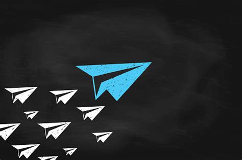 리더십 개념 크고 푸른 종이 비행기 검은 칠판에 흰 종이 비행기를 선도 개념에 대한 스톡 벡터 아트 및 기타 이미지 개념 개선 개성 개념 Istock