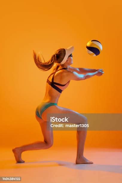 비치 발리볼 스포티 한 젊은 여성 주황색 배경에 고립 된 공으로 배구 선수 훈련 스포츠 건강한 라이프 스타일 팀 여름 피트니스 개념 발리 슛 스포츠에 대한 스톡 사진 및