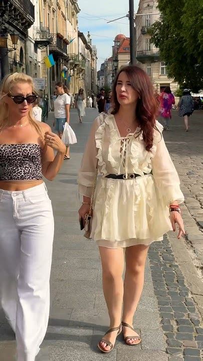 Білі штанці Львів дівчата мода на площі Ринок львівплощаринок Youtube